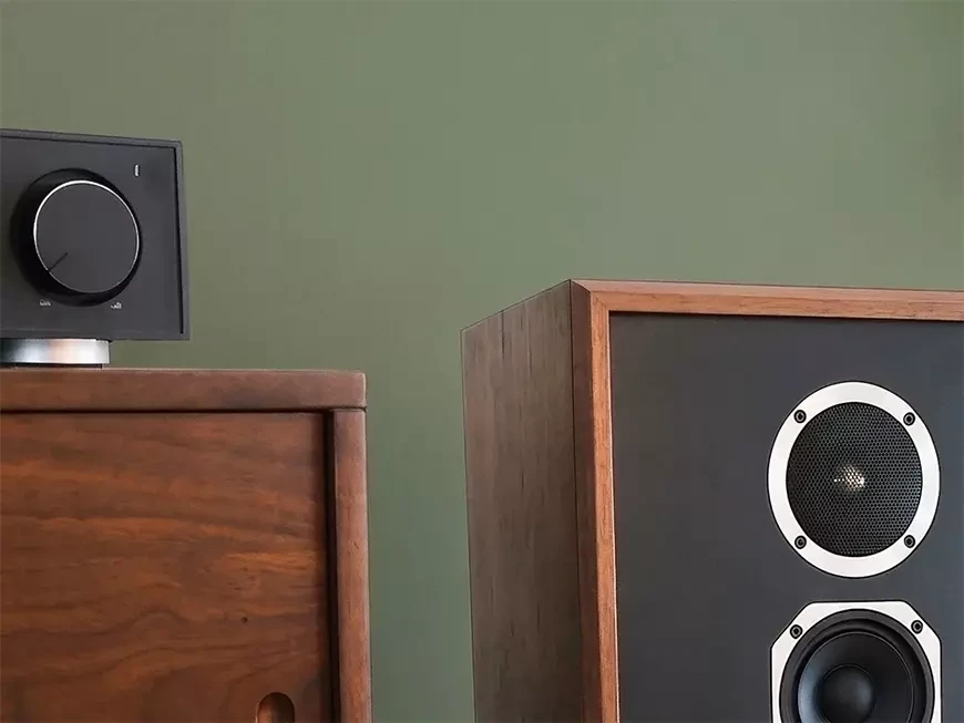 KLH Model Four – трёхполосная акустическая система в винтажном дизайне